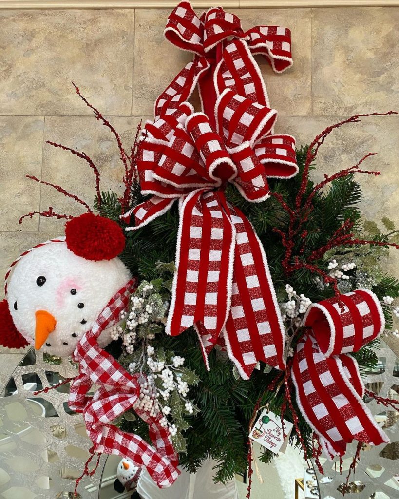 Miss Becky is making her Christmas wreaths… – My Favorite Things